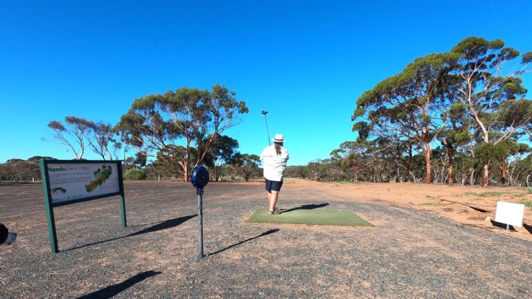The World's Longest Golf Course - The Nullarbor Links : Finchy's Australia