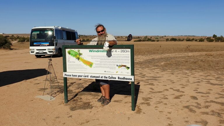 The World's Longest Golf Course - The Nullarbor Links : Finchy's Australia