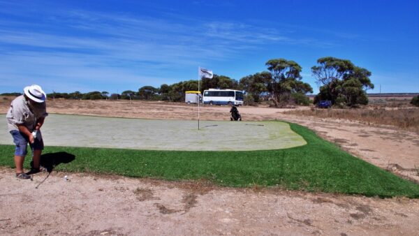The World's Longest Golf Course - The Nullarbor Links : Finchy's Australia